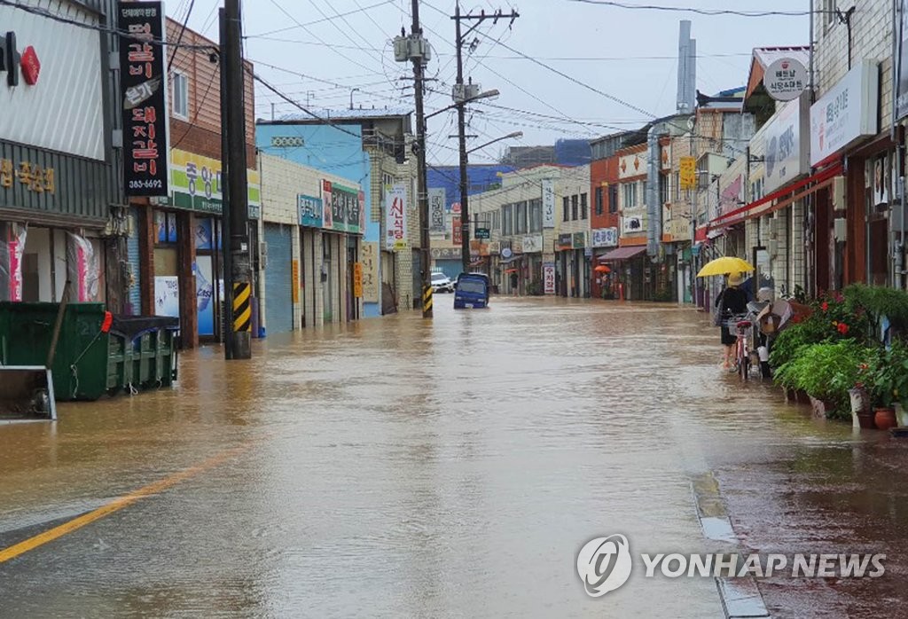 물에 잠긴 거리 연합뉴스