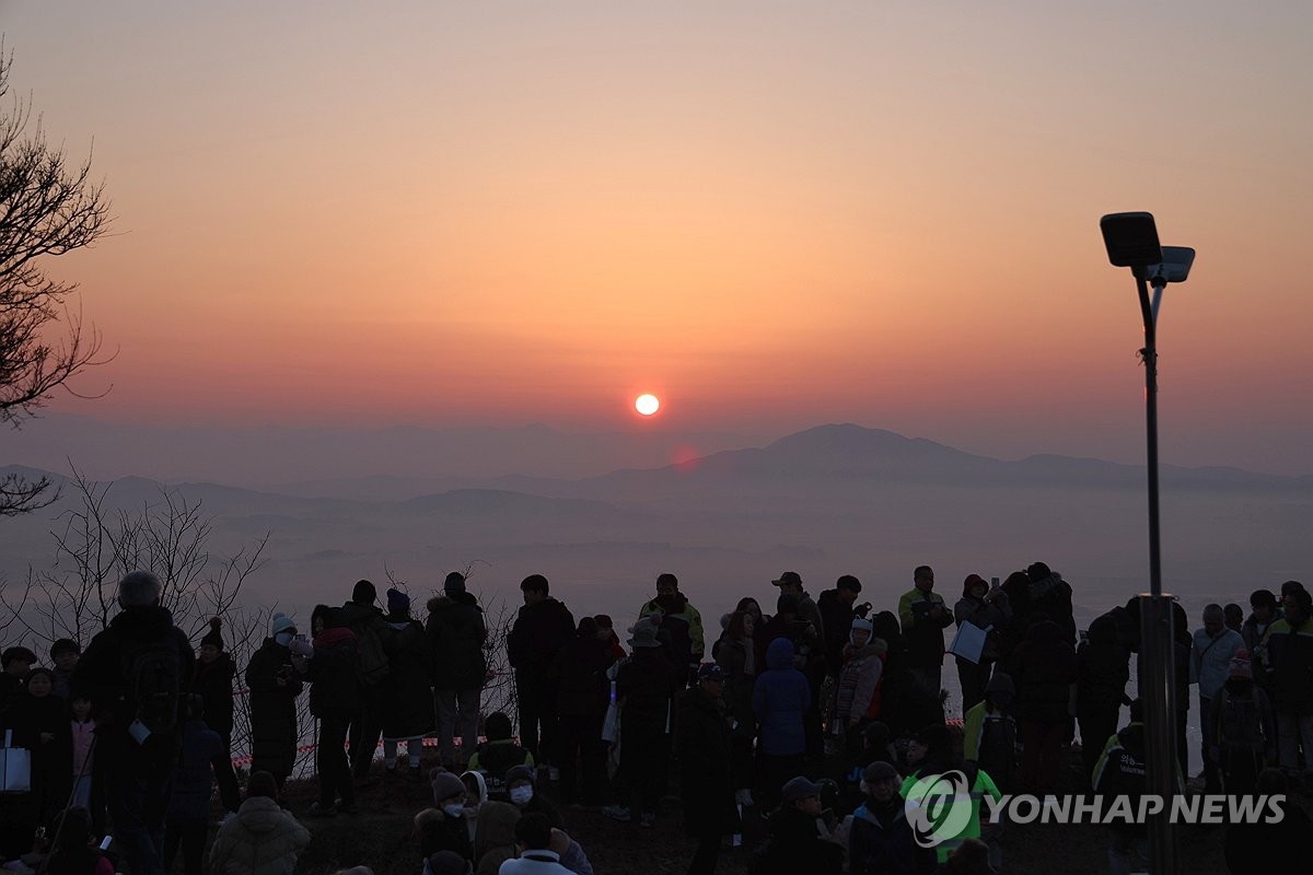 태안 백화산 정상에서 맞는 새해 첫 일출 연합뉴스