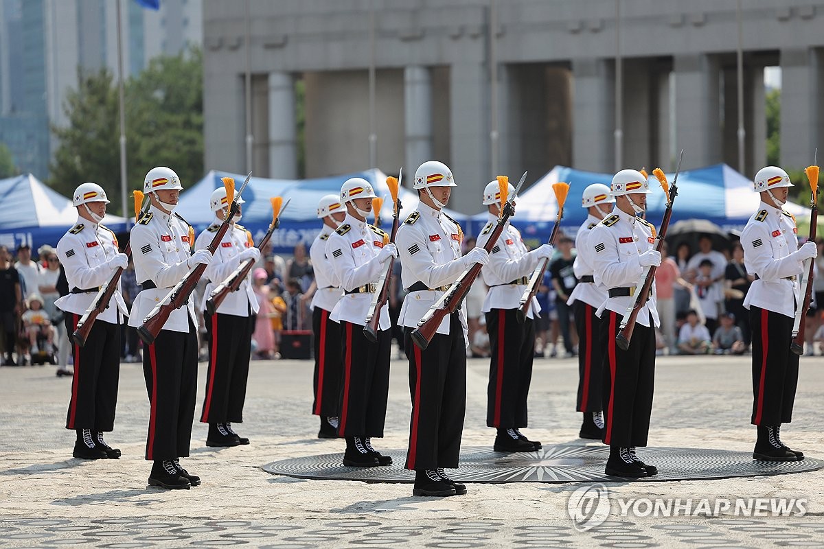 눈길 끄는 해병대 의장대 시범 연합뉴스