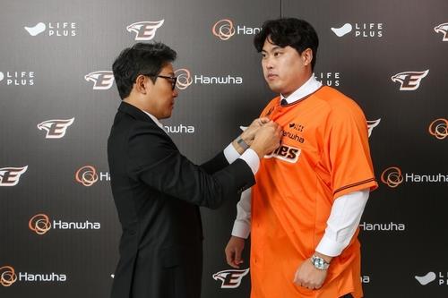 (2nd LD) MLB All-Star Ryu Hyun-jin returns to KBO, signs megadeal with ex-team Eagles | Yonhap ...