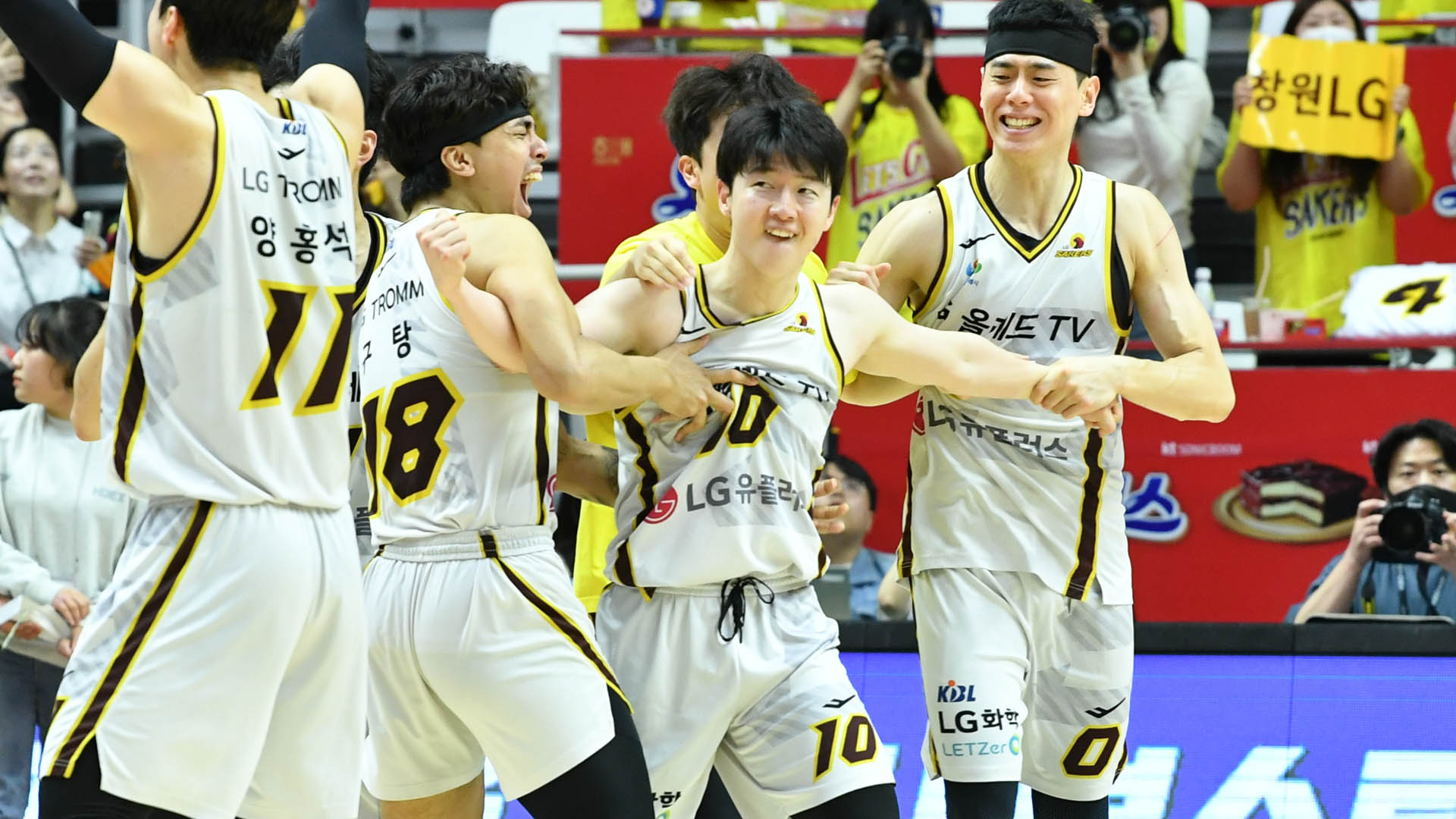 '윤원상 버저비터' LG, KT 꺾고 챔프전까지 1승 | 연합뉴스