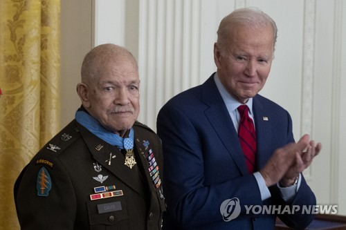 "수상까지 58년"…베트남전 참전 美흑인용사의 '지각' 명예훈장 | 연합뉴스