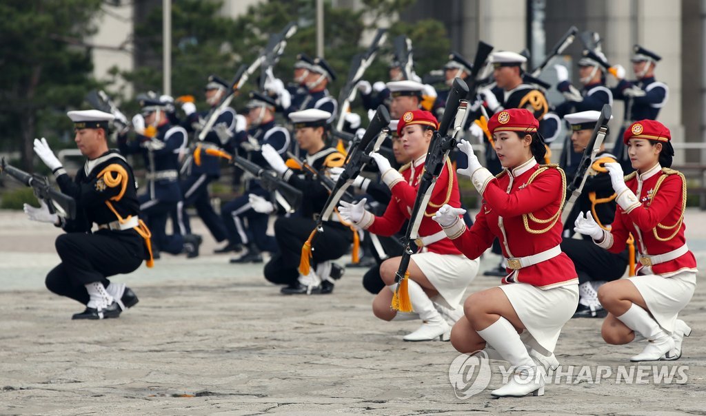 의장시범 보이는 여군의장대 | 연합뉴스