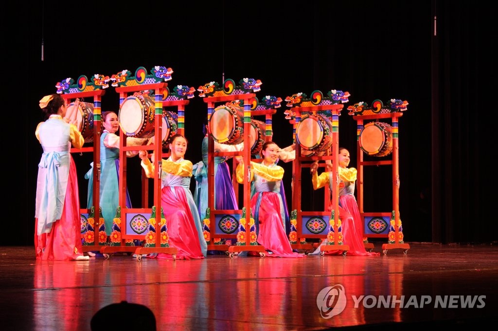 니카라과에서 선보인 '한국 전통 춤' | 연합뉴스