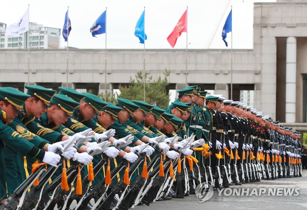 의장대, 정갈하게 치는 파도처럼 | 연합뉴스