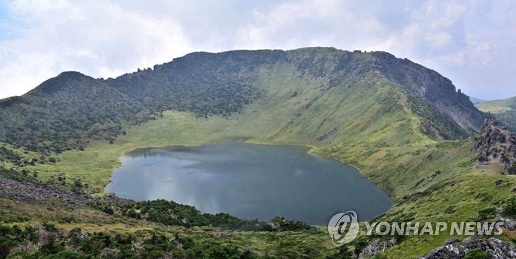 기록적 폭우에 물 가득 찬 한라산 백록담 | 연합뉴스