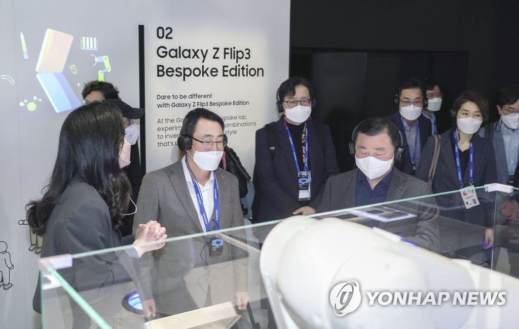 MWC22 전시관 찾은 유영상 SKT 사장과 노태문 삼성전자 사장 | 연합뉴스