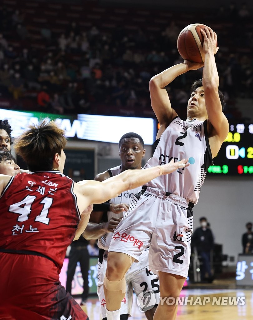 Basketball: Anyang KGC vs. Suwon KT Sonicboom | Yonhap News Agency