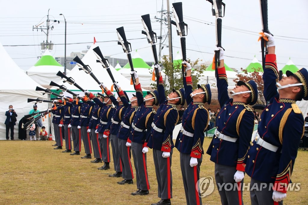 멋진 의장대 시범 | 연합뉴스