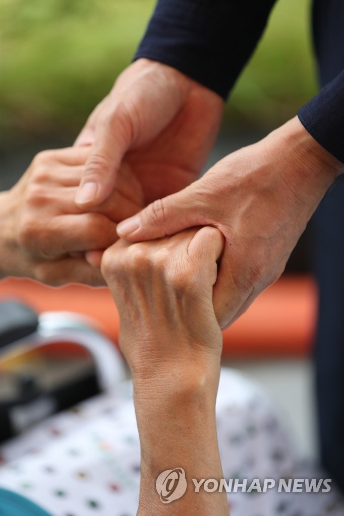 "꼭 잡은 두 손" | 연합뉴스