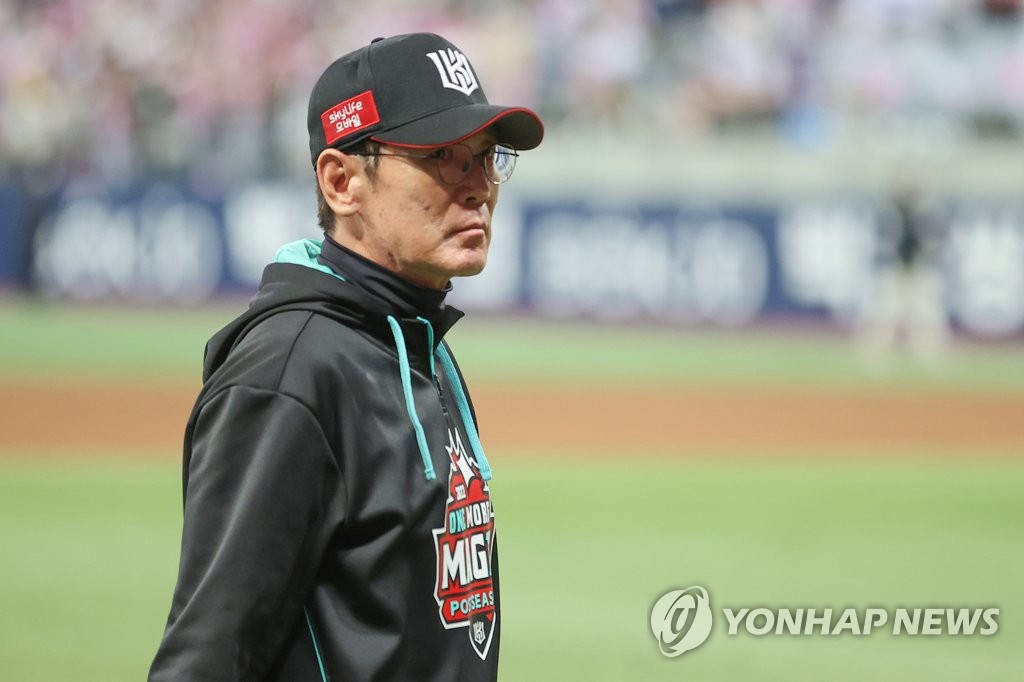 그라운드 떠나는 이강철 감독 연합뉴스