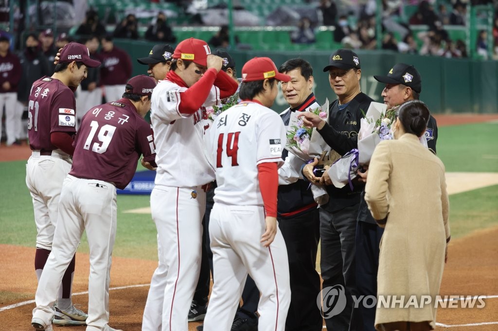 KBO 레전드 4인에게 꽃다발 건내는 현역들 | 연합뉴스