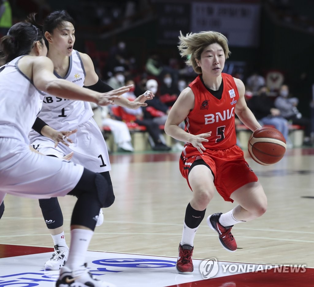 Basketball: Busan BNK Sum vs. KB Stars | Yonhap News Agency