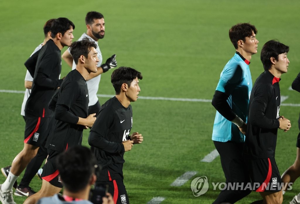러닝으로 몸 푸는 이강인 연합뉴스