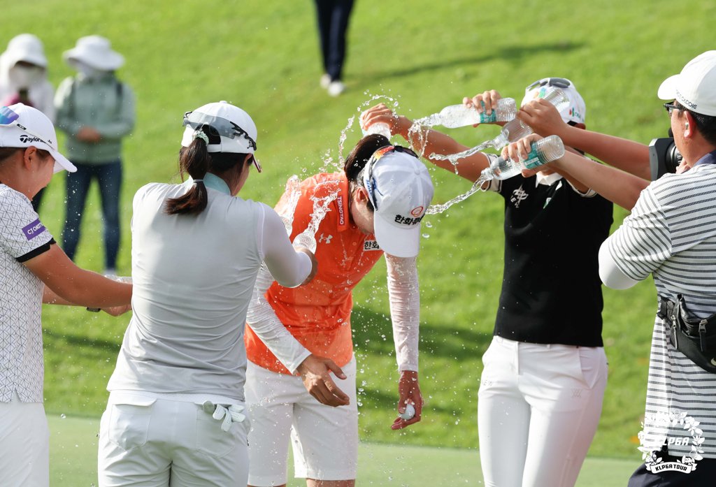 이정민, 우승 축하 물세례 | 연합뉴스