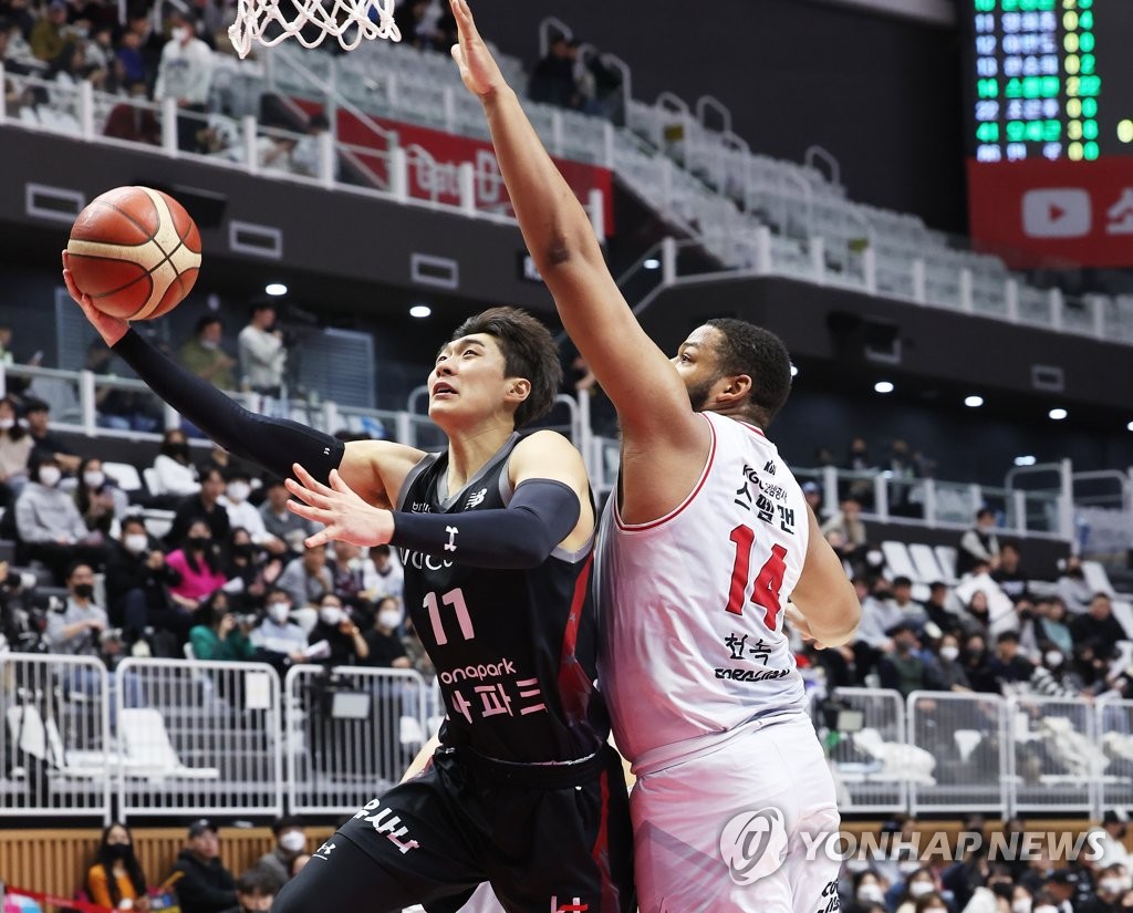 Basketball: Suwon KT Sonicboom vs. Anyang KGC | Yonhap News Agency