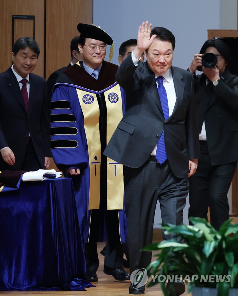 연세대 학위수여식 깜짝 등장한 윤석열 대통령 연합뉴스