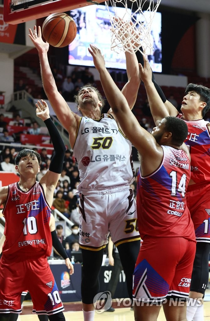 Basketball: Changwon LG Sakers vs. Anyang KGC | Yonhap News Agency