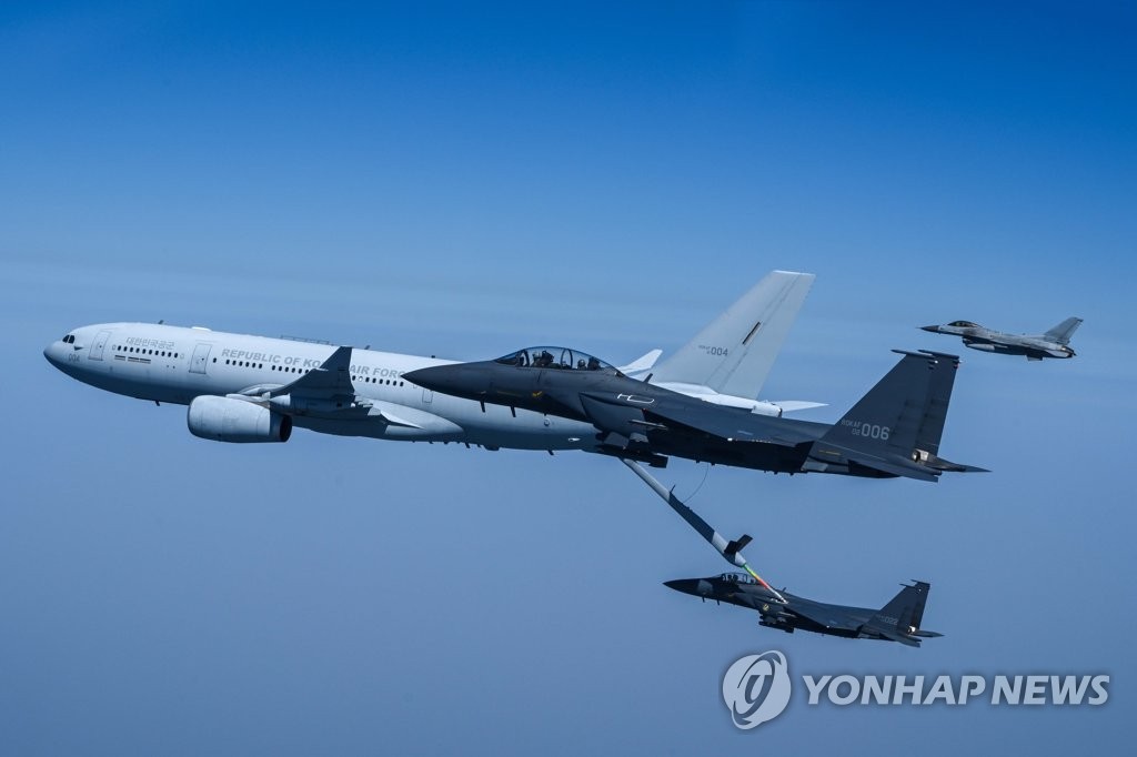 [르포] F-15·16 공중급유 '직관'…'촉수'처럼 뻗더니 10㎝ 구멍에 '쏙' | 연합뉴스