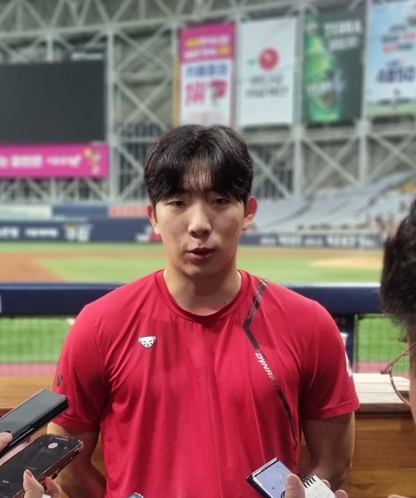 인터뷰하는 SSG 랜더스 오원석 | 연합뉴스