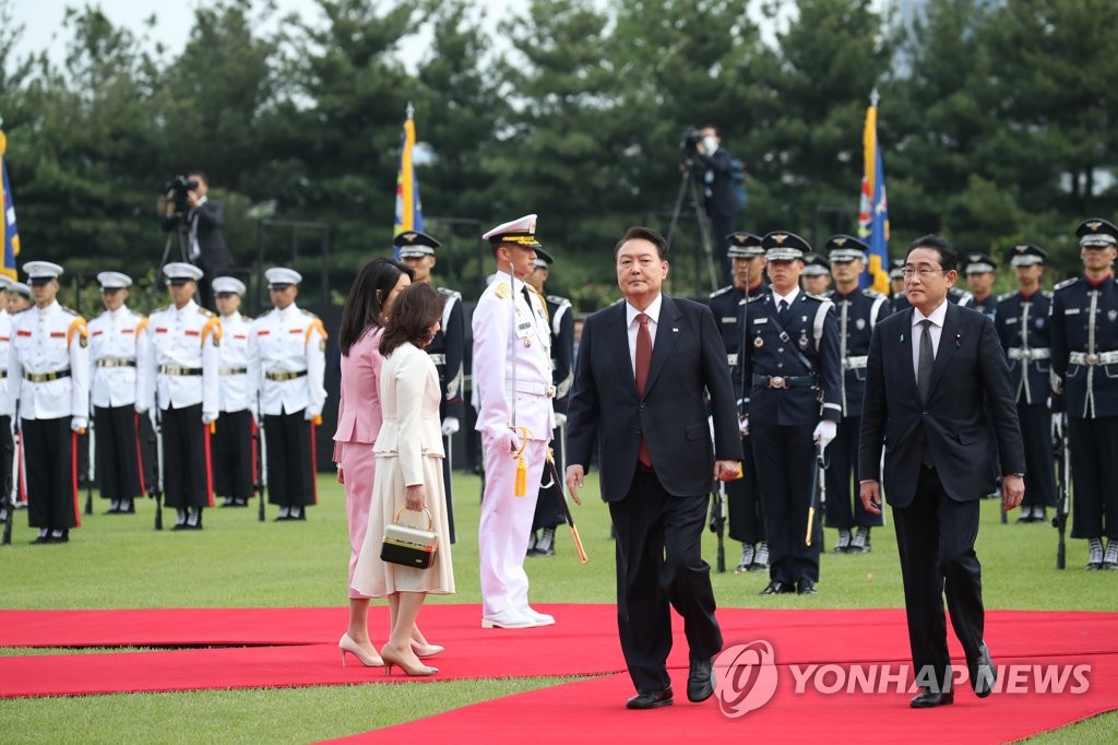 의장대 사열하는 한일 정상 | 연합뉴스