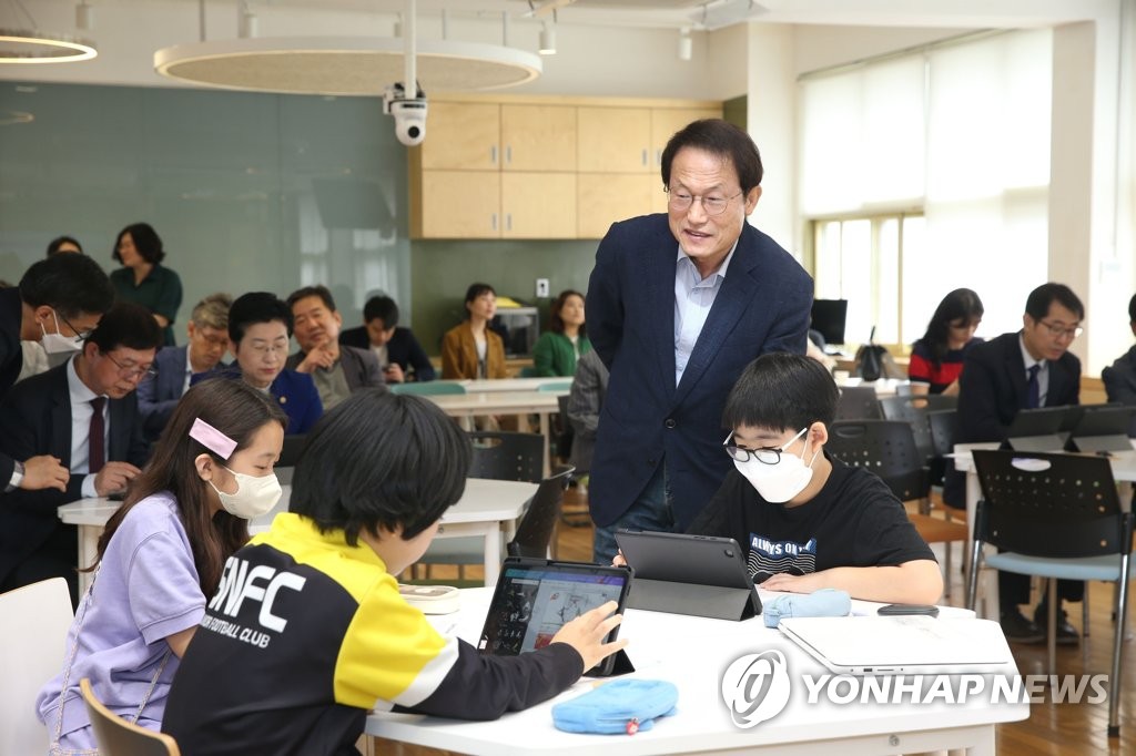 디지털 기반 교육혁신 수업 참관하는 조희연 교육감 연합뉴스