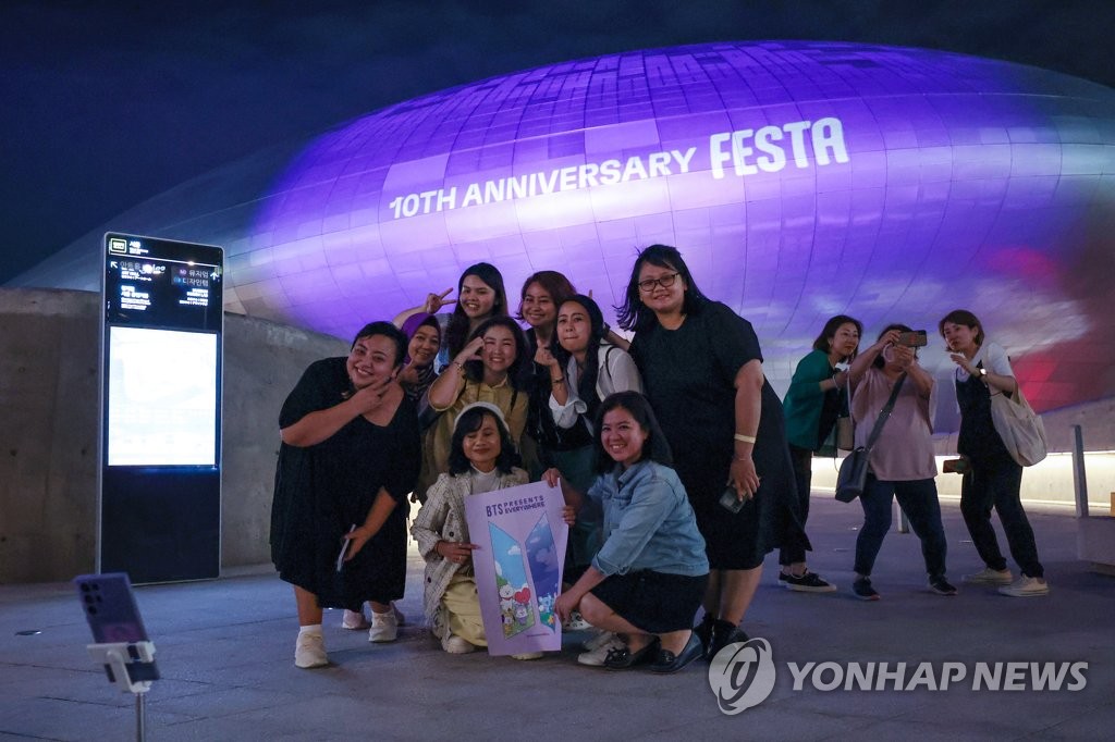 BTS 컬러로 물든 DDP에서 기념촬영하는 관광객들 | 연합뉴스