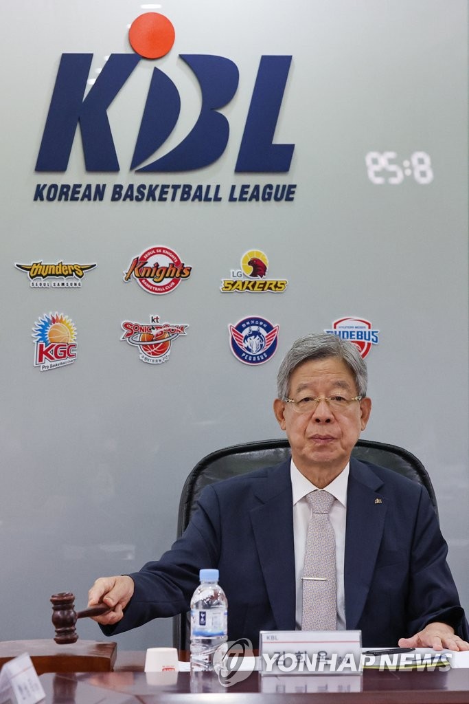 의사봉 두드리는 김희옥 KBL 총재 | 연합뉴스