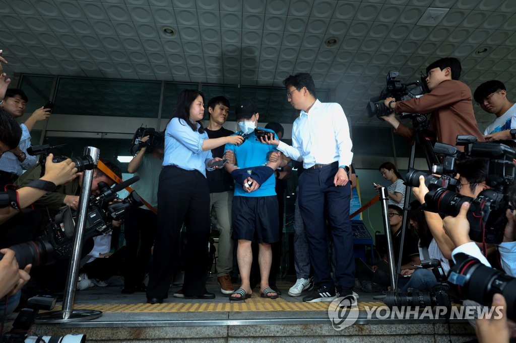 신림 흉기난동 피의자 경찰서에서 법원으로 연합뉴스