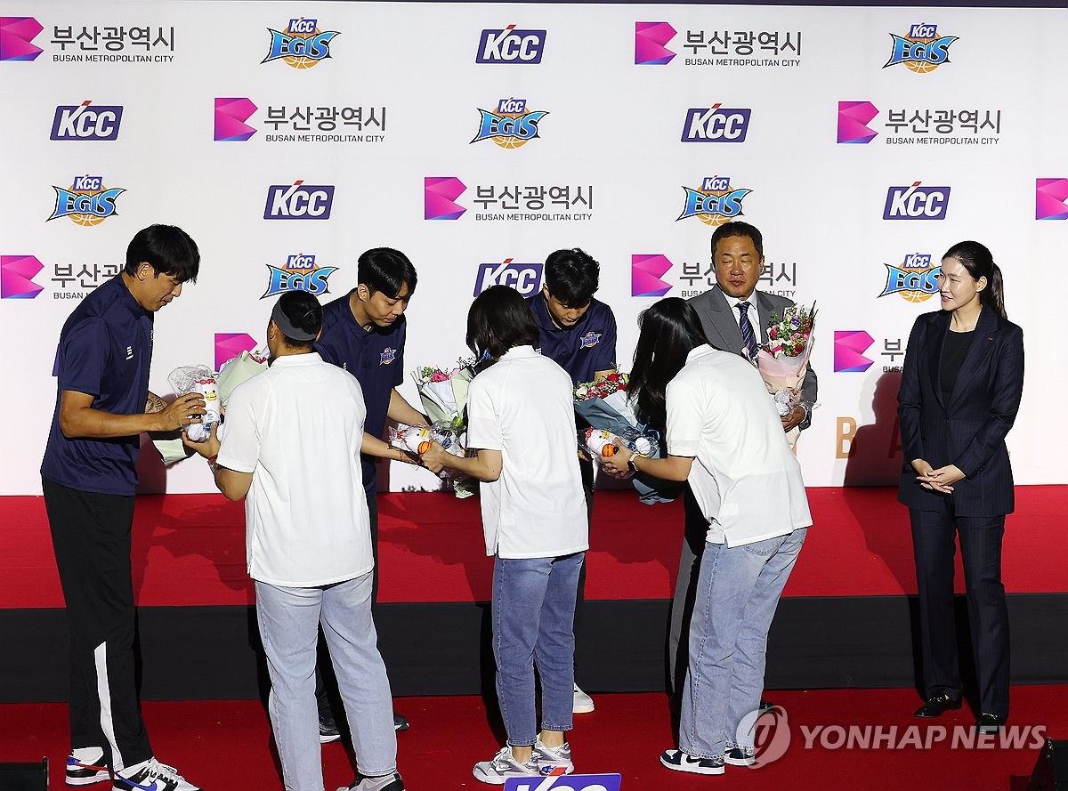 BNK 선수단에 꽃다발 받는 KCC | 연합뉴스