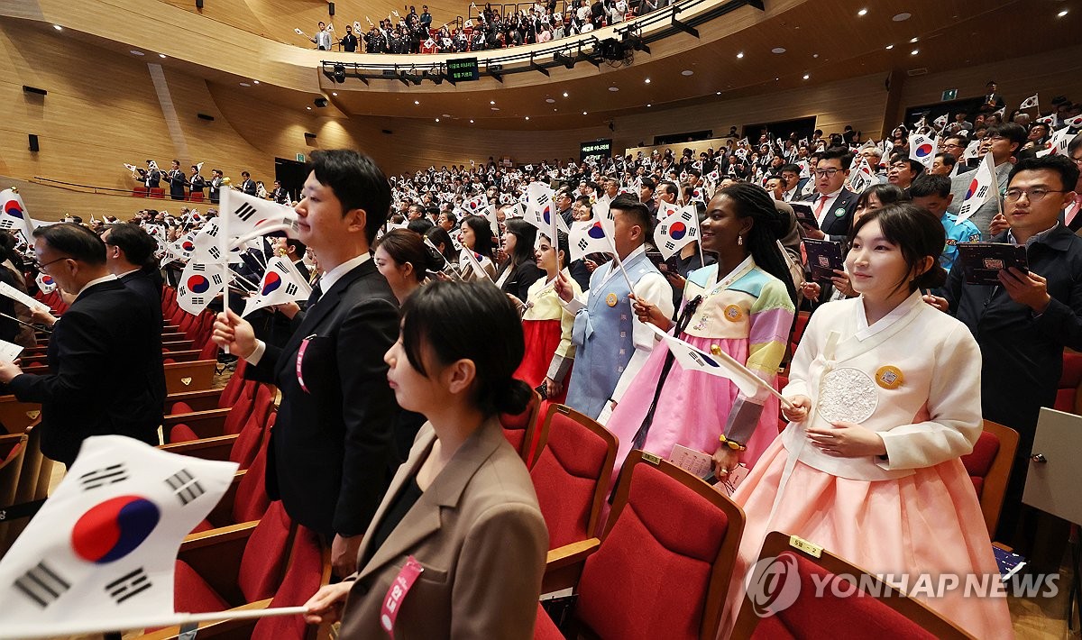 한글날 노래 부르는 참석자들 | 연합뉴스