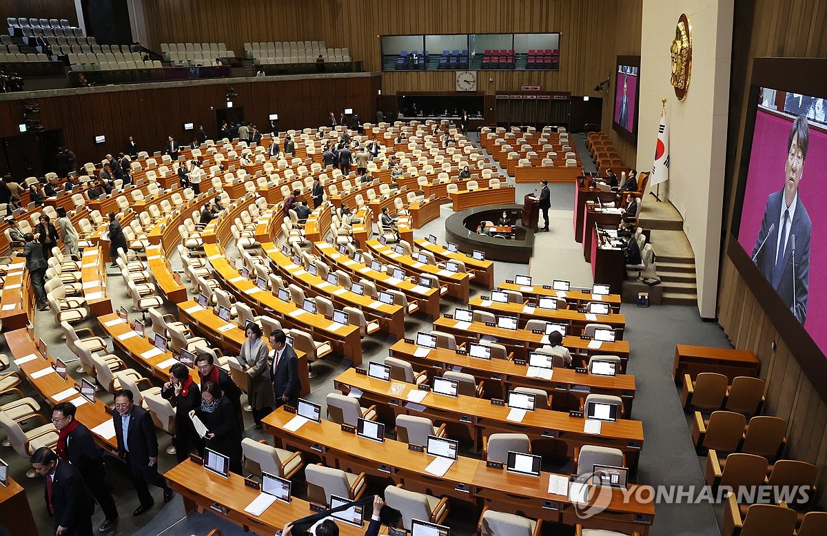 강성희 의원 신상발언에 퇴장하는 의원들 연합뉴스