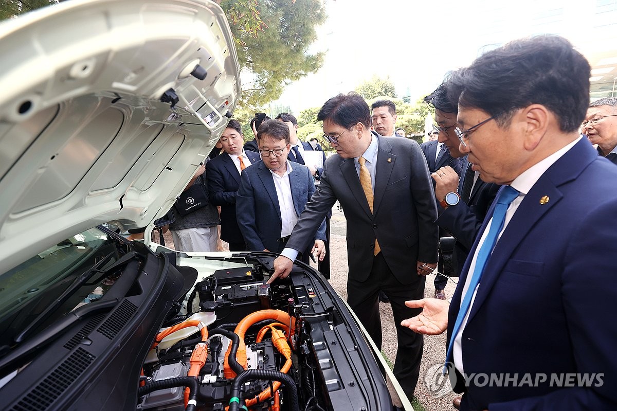 캐스퍼ev 살펴보는 우원식 국회의장 연합뉴스