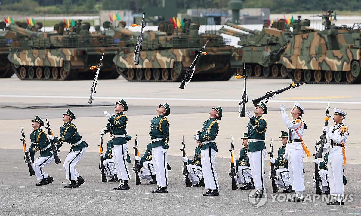 시범 보이는 국군 의장대 | 연합뉴스