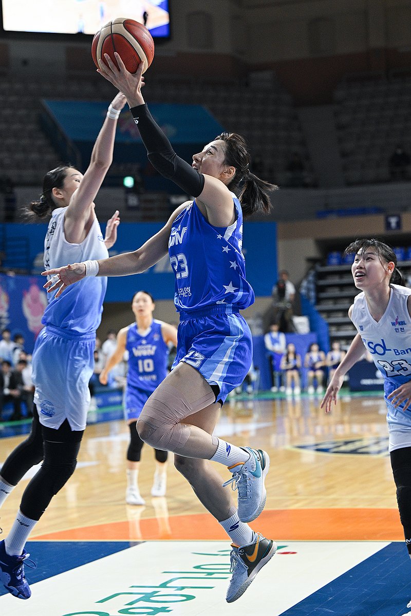 슛하는 김단비 | 연합뉴스