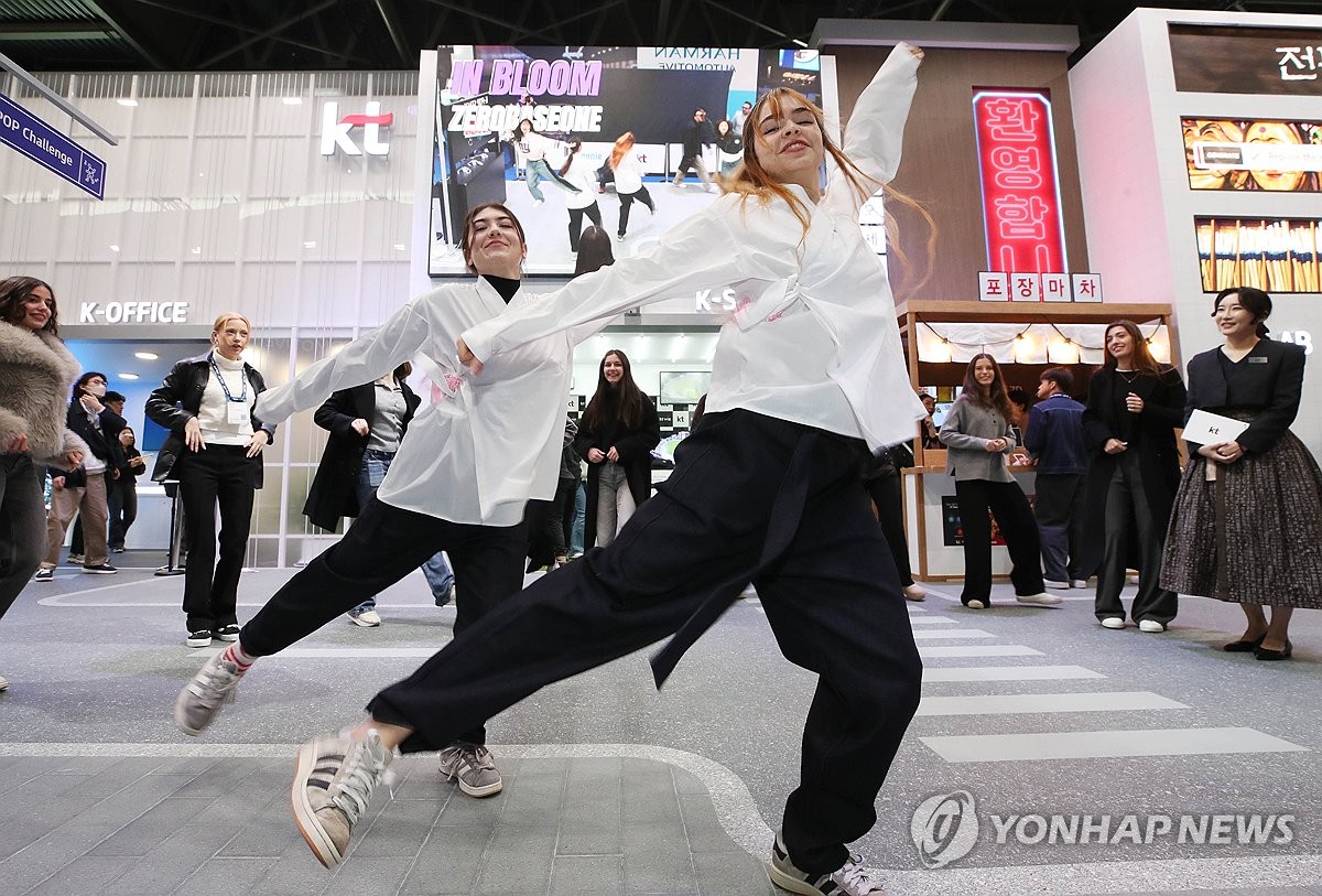 MWC 2025 KT K팝 스테이지 오픈 | 연합뉴스