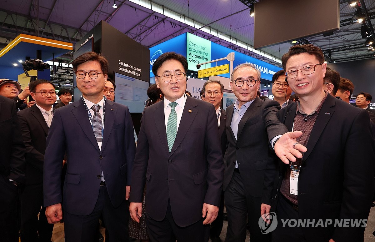 MWC 2025 KT 부스 방문한 유상임 장관 | 연합뉴스